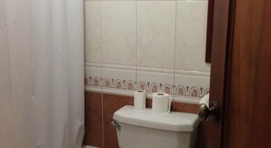 Chuveiro/banheira combinados, secador de cabelo, shampoo 