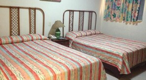 Quarto casal executivo, 2 camas Queen | Cofres nos quartos, escrivaninha, Wi-Fi de cortesia, roupa de cama