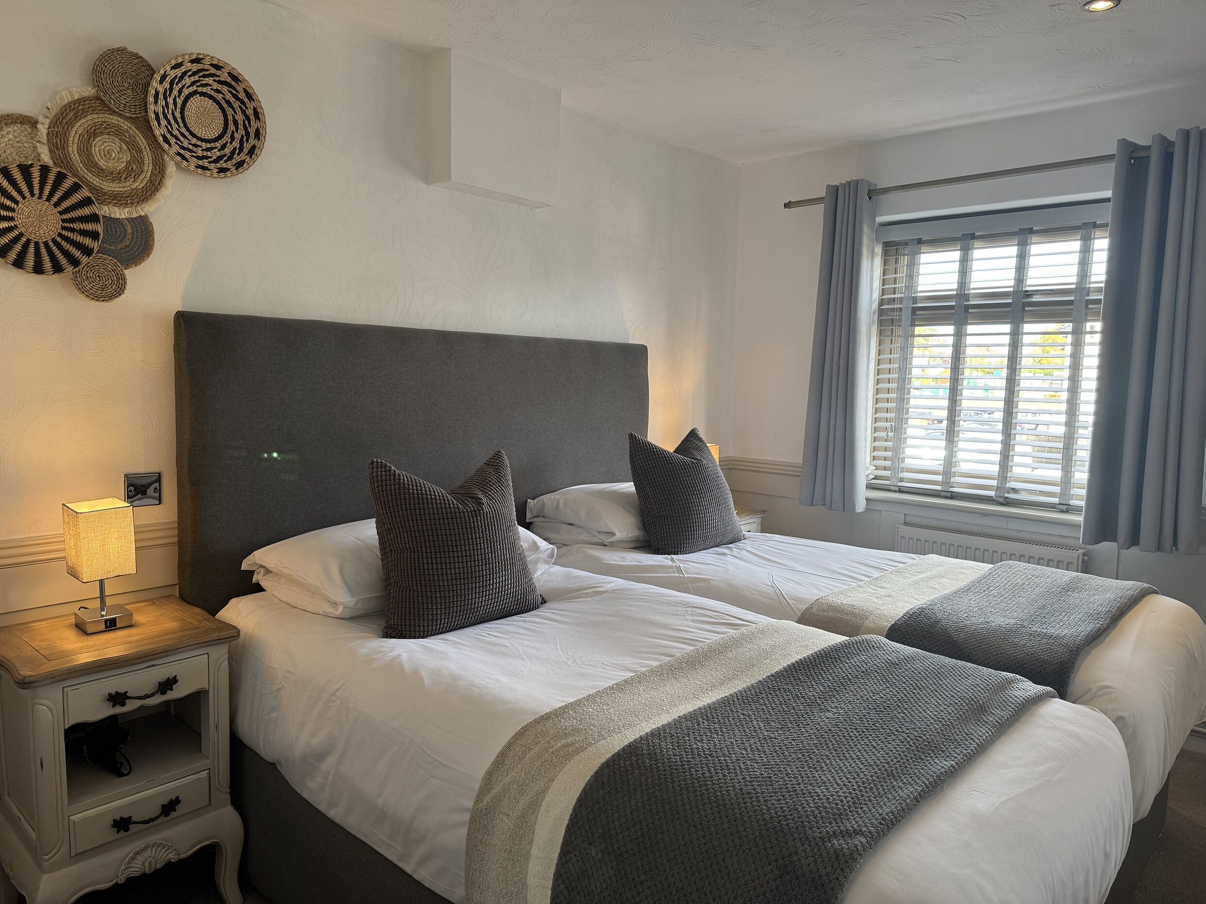 Quarto Twin, casa de banho anexa (Bath and Shower)