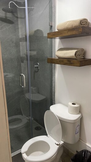 Quarto solteiro | Banheiro | Chuveiro, produtos de toalete grátis
