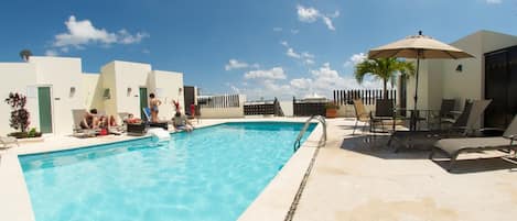 Piscina externa, espreguiçadeiras