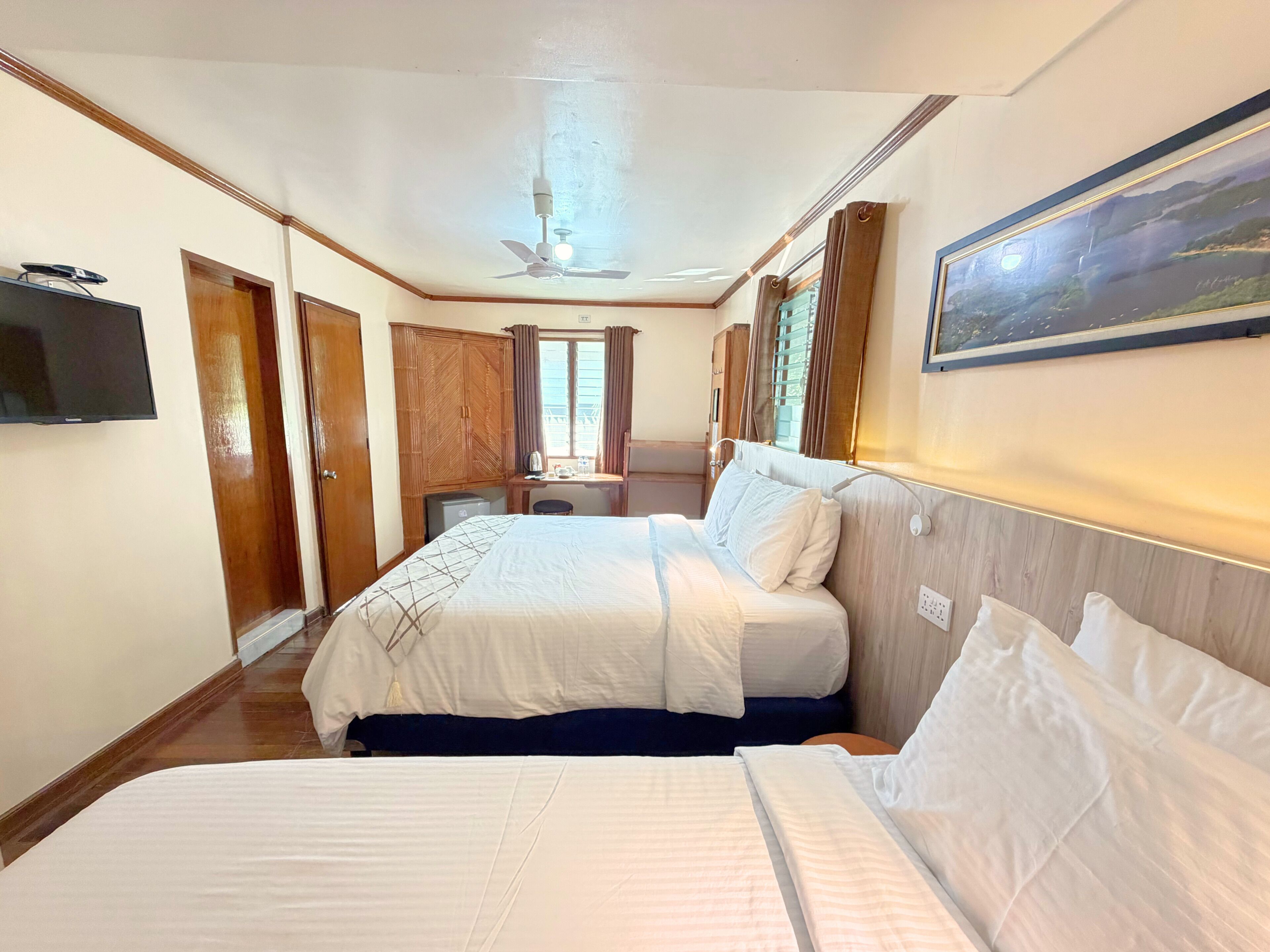 Quarto, vista para o mar | Frigobar, cofres nos quartos, escrivaninha, cortinas blackout