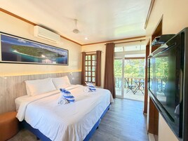 Quarto, vista para o mar | Frigobar, cofres nos quartos, escrivaninha, cortinas blackout