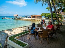 Café da manhã, almoço e jantar; culinária internacional 