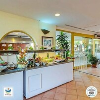 Café da manhã feito na hora grátis todos os dias