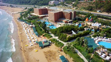 Um resort com praia, área de piscina e parque aquático.