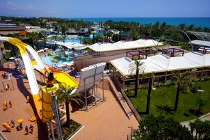 Um resort com parque aquático, incluindo um tobogã grande e área de piscina.