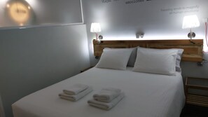 Quarto Básico, 1 cama de casal | Roupa de alta qualidade, edredões de penas, com decoração personalizada 