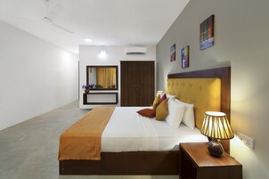 1 quarto, cofre no quarto, secretária, quartos insonorizados 