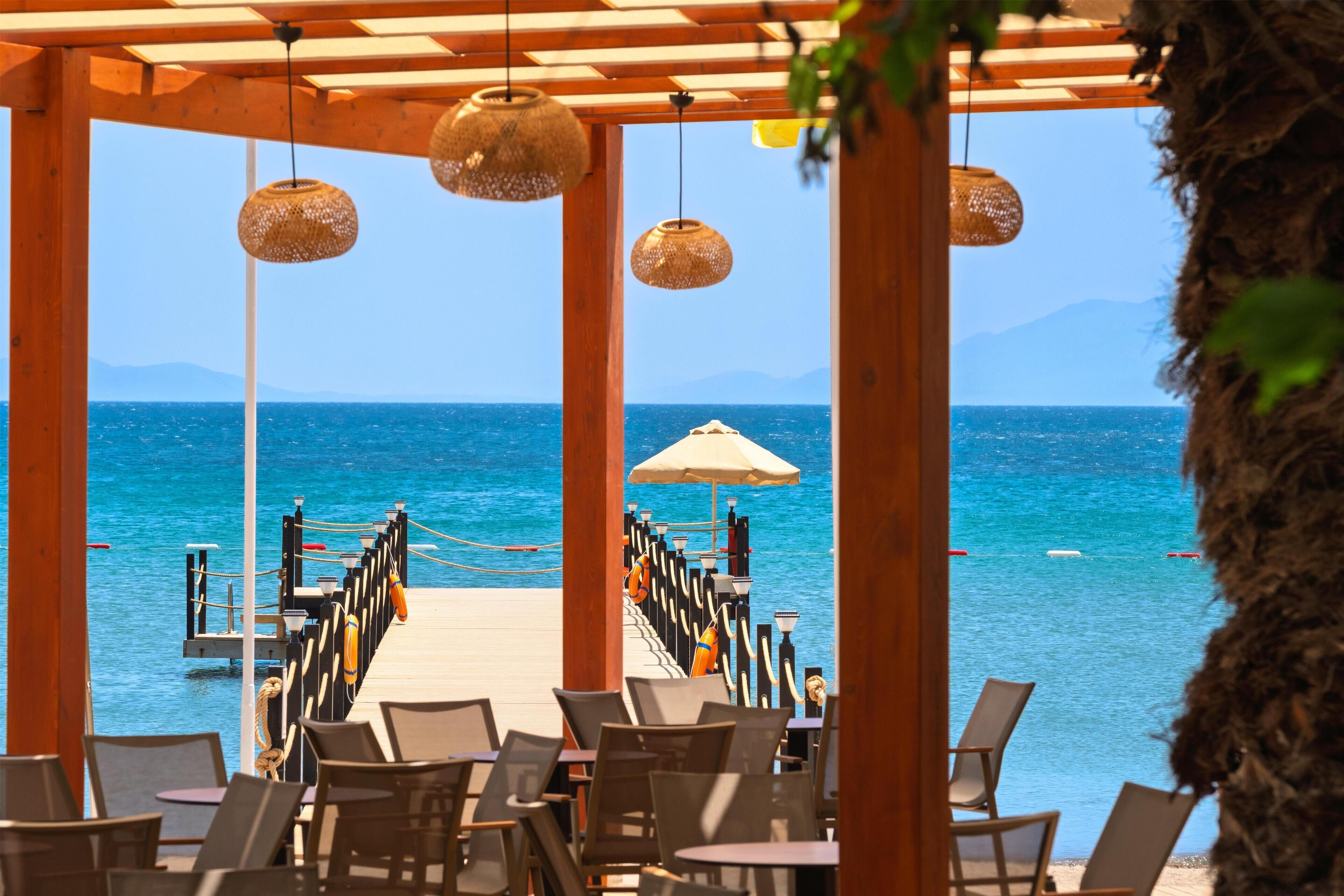 3 bares/lounges, 2 bares junto à piscina, um bar de praia 