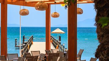 3 bares/lounges, 2 bares junto à piscina, um bar de praia