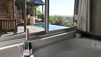 Quarto Duplo Lua de Mel | Casa de banho | Um polibã, artigos de higiene pessoal grátis, um secador de cabelo