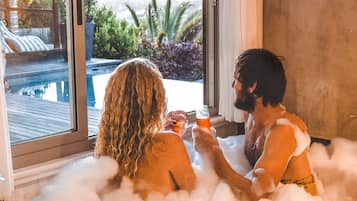 Quarto Duplo Lua de Mel | Banheira de hidromassagem privativa