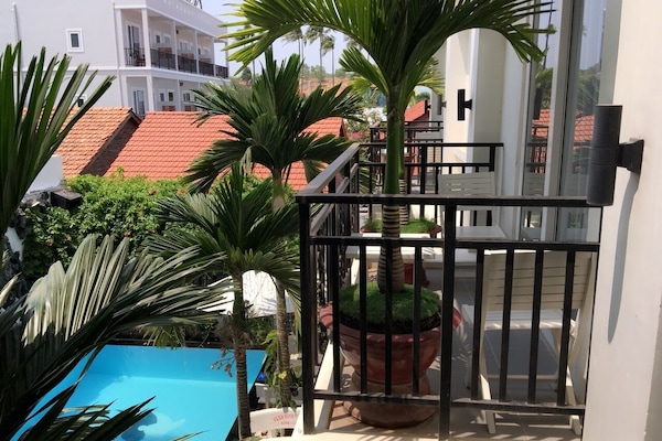 Suíte lua de mel, vista para a piscina | Área de estar | TV