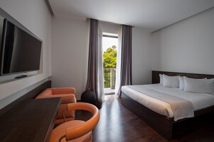 Quarto duplo luxo | Roupas de cama antialérgicas, frigobar, cofres nos quartos, escrivaninha