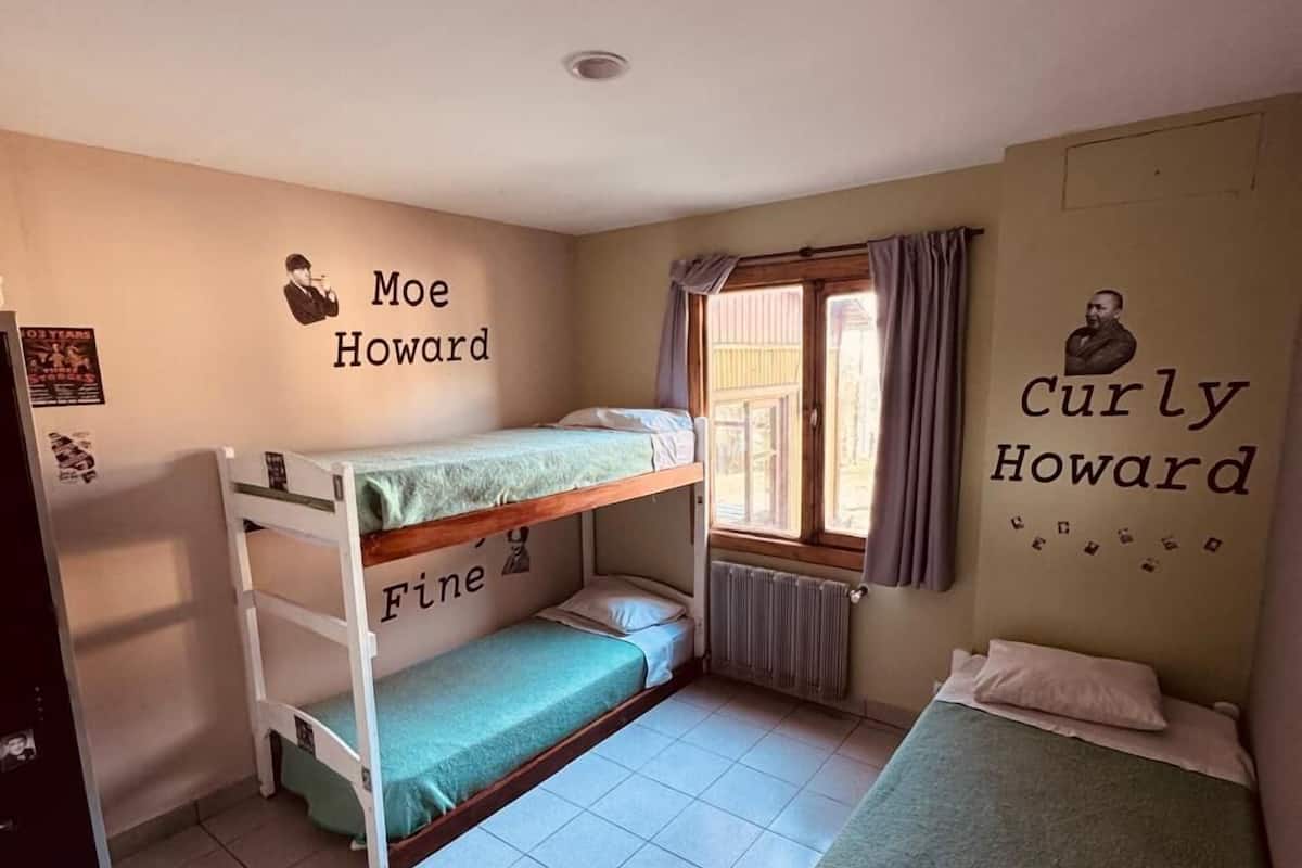 Quarto Triplo Standard | Casa de banho | Um polibã, sabão, champô, papel higiénico