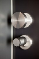 Secretária, quartos insonorizados, berços/camas para crianças 