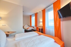 Escrivaninha, quartos à prova de som, berços (sobretaxa)