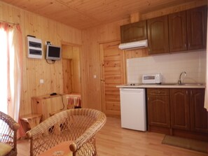 Um frigorífico, uma placa de cozinha, uma máquina de café expresso