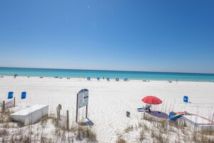 Na praia, praia de areia branca, espreguiçadeiras 