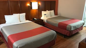Quarto luxo, 2 camas Queen, acessível, para fumantes | Wi-Fi de cortesia, roupa de cama