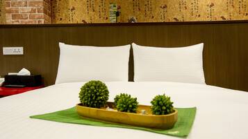 Quarto standard, 1 cama de casal | Cofres nos quartos, individualmente decorados, escrivaninha