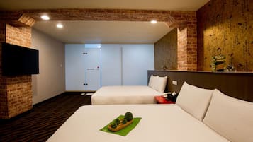 Quarto quádruplo | Cofres nos quartos, individualmente decorados, escrivaninha