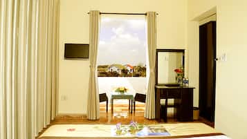 Frigobar, cofres nos quartos, escrivaninha, cortinas blackout