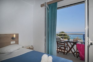 Quarto triplo | Quartos à prova de som, berços grátis, Wi-Fi de cortesia