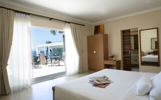 Ocean Room with 1 King Bed | Frigobar, cofres nos quartos, escrivaninha, cortinas blackout