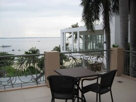 Ocean Room with 1 King Bed | Vista do quarto