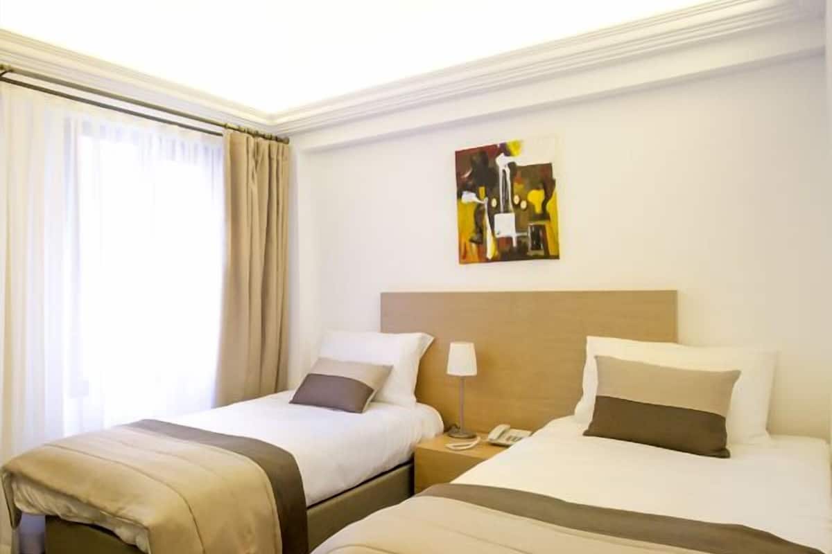 Frigobar (abastecido com alguns itens grátis), cofres nos quartos