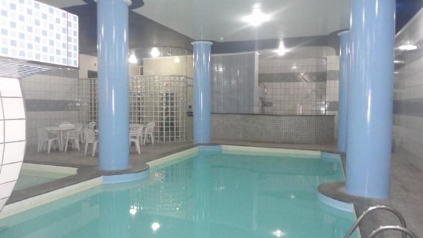 Piscina interior, piscina exterior, da(s) 10:00 à(s) 22:00, guarda-sóis 