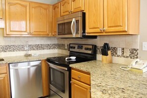Apartamento Standard em Condomínio Fechado, 1 quarto, cozinha, vista para a praia (1407) | Cozinha privada | Um frigorífico, um micro-ondas, uma placa de cozinha 