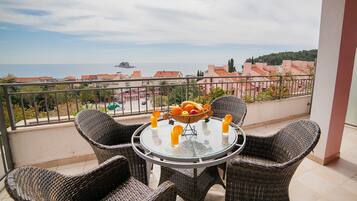 Apartamento Júnior, 1 Quarto, Varanda, Vista Mar | Roupa de alta qualidade, cofre no quarto, secretária