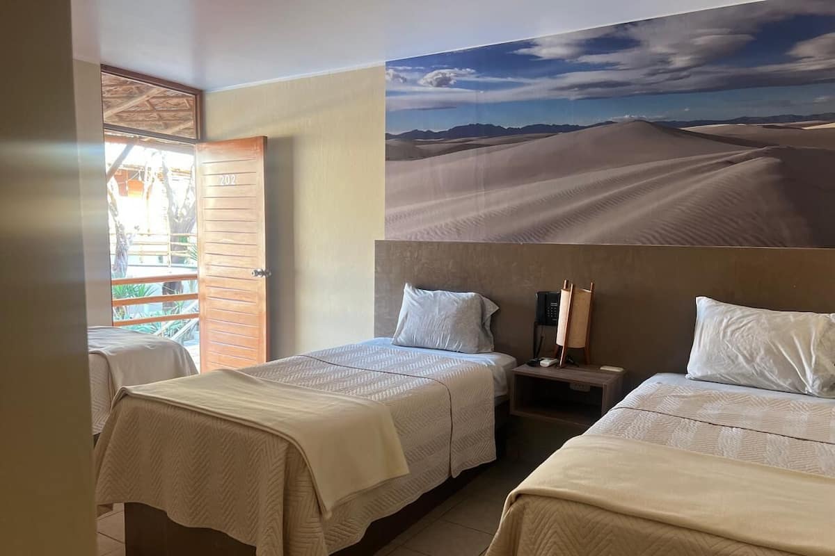 Cofres nos quartos, Wi-Fi de cortesia, roupa de cama