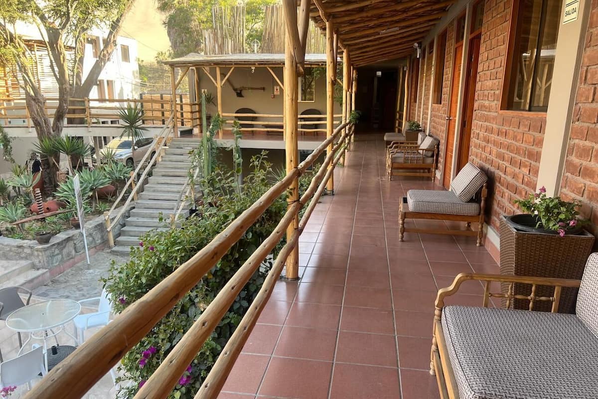 Quarto duplo superior | Cofres nos quartos, Wi-Fi de cortesia, roupa de cama