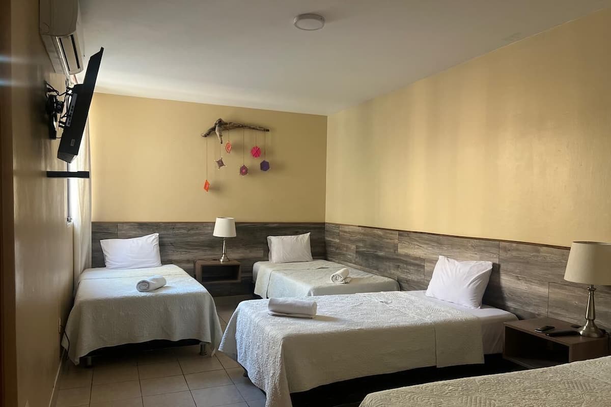 Quarto quádruplo standard | Cofres nos quartos, Wi-Fi de cortesia, roupa de cama