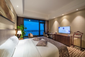 Roupa de alta qualidade, minibar, cofre no quarto, secretária