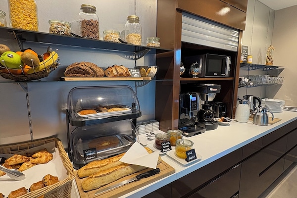 Café da manhã com buffet todos os dias (EUR 16 por pessoa)