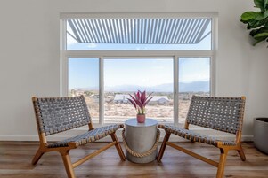 Quarto premium, 1 cama King, cozinha americana, vista para a montanha | Vista para o deserto