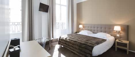 Secretária, ferro/tábua de engomar, Wi-fi grátis