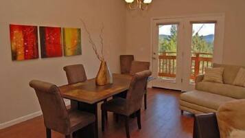 Casa, 2 quartos | Opções para refeição no quarto