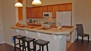 Casa, 2 quartos | Cozinha privada | Geladeira grande, micro-ondas, cooktop, lava-louças