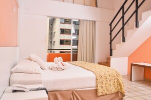 Frigobar, cofres nos quartos, escrivaninha, cortinas blackout