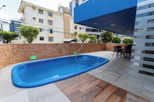 Piscina exterior, espreguiçadeiras 