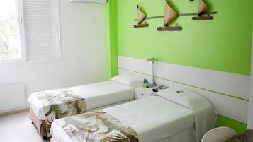 Quarto Twin Standard | Cofre no quarto, secretária, cortinas/cortinados opacos, Wi-fi grátis