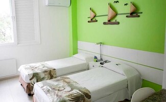 Quarto Twin Standard | Cofre no quarto, secretária, cortinas/cortinados opacos, Wi-fi grátis 