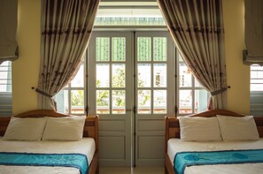 Quarto família, 2 camas de casal, sacada | Sacada