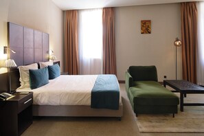 Suíte conforto | Roupas de cama premium, frigobar, cofres nos quartos, escrivaninha